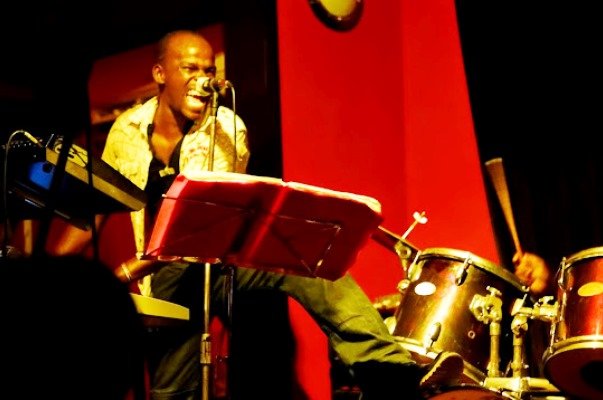 De 1992 à 2011 – Guy Mapoko