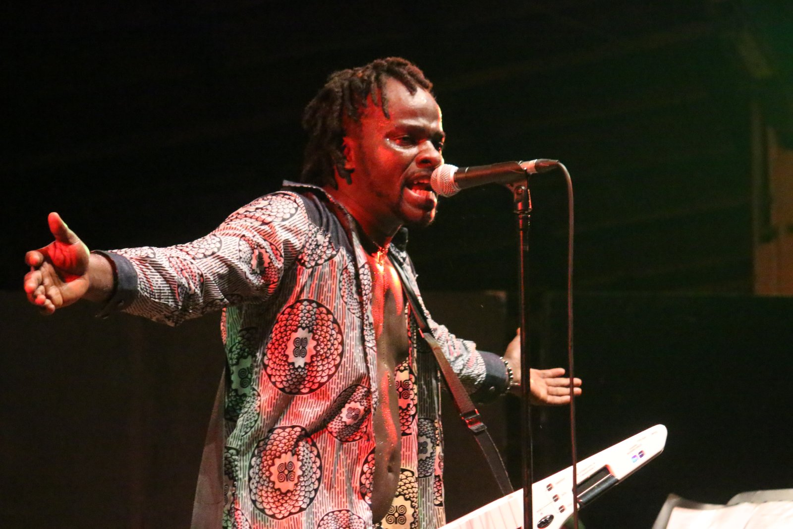 photo IfC tenu blanc coulorié – Guy Mapoko